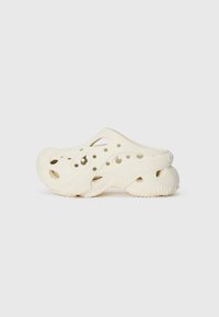 Crocs CAGED - Clogs - chalk/weiß - Zalando.at