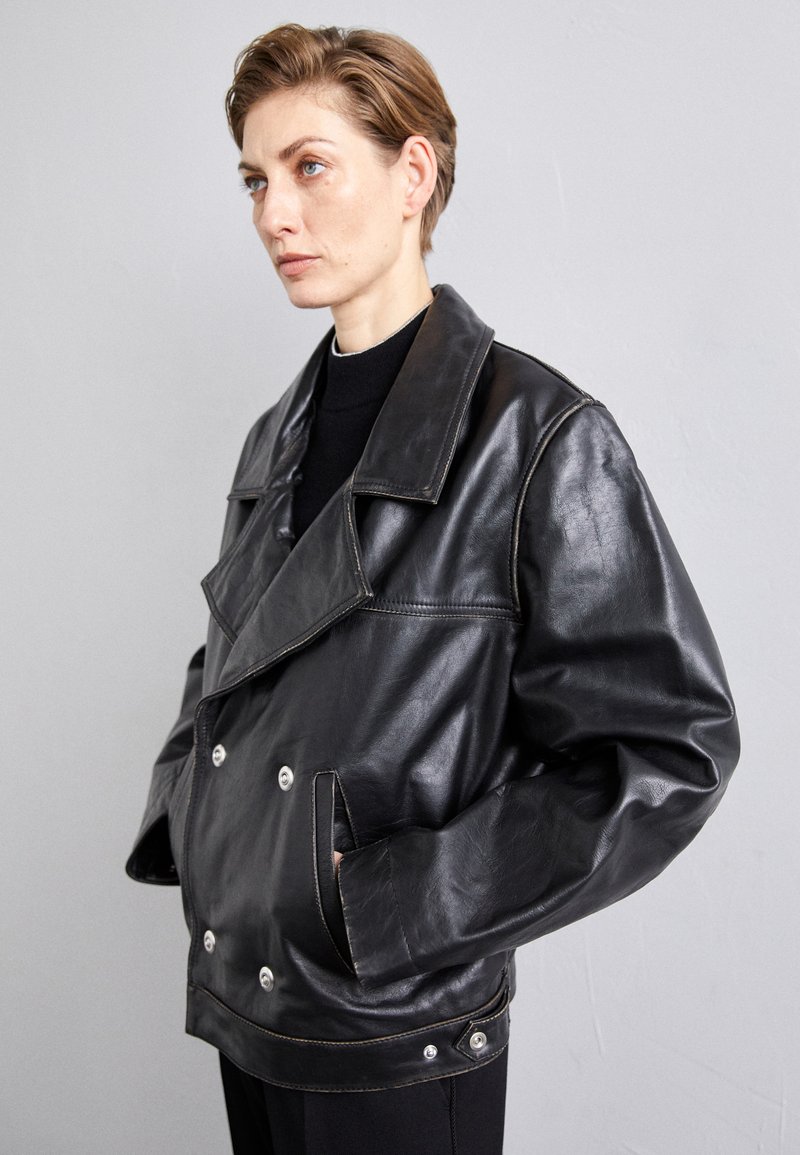 Victoria Beckham OVERSIZED JACKET - Ādas jaka - black/taupe/melns ...