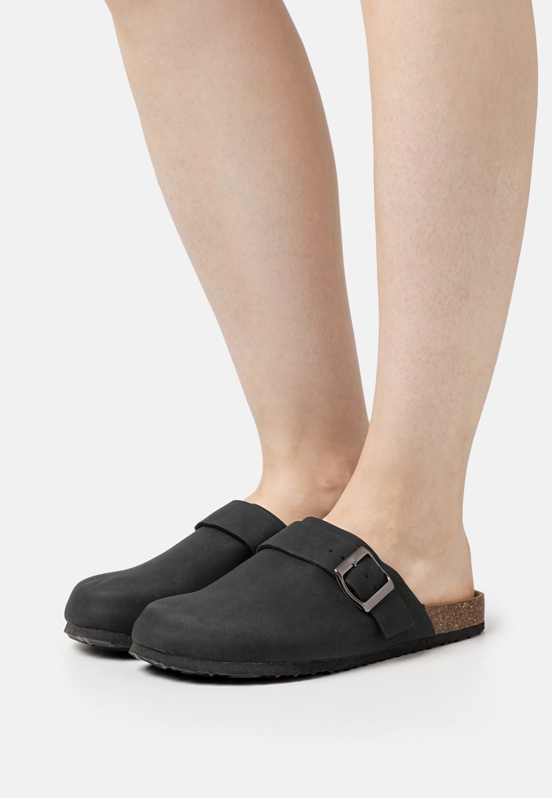 Rubi Shoes by Cotton On REX BUCKLE MULE - Tøfler - black nubuck/svart ...