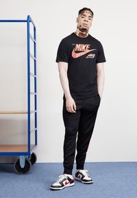 Nike Sportswear TEE SOLE RALLY - T-Shirt print - black/schwarz - Zalando.at