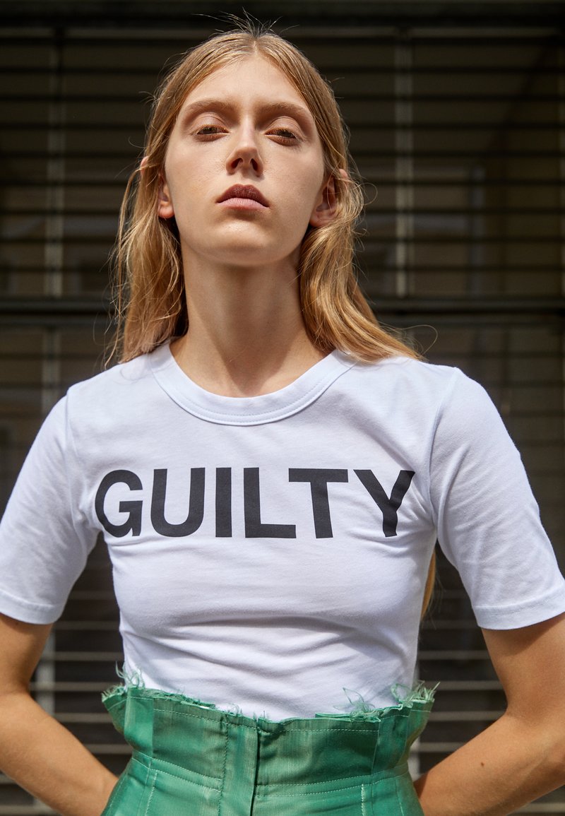 032c GUILTY BABY DOLL TEE - Triko s potiskem - white/bílá - Zalando.cz