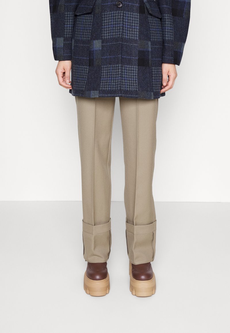 BITE Studios TAILORED FOLD UP TROUSER - Tygbyxor - green/grön - Zalando.se