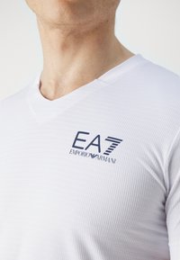EA7 Emporio Armani TENNIS PRO TEE TEXTURED - Sport T-Shirt - white/weiß - Zalando.de