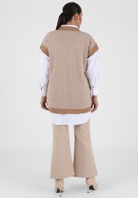 Modanisa HOUNDSTOOTH V NECK COLLAR PLUS SIZE AL - T-shirt imprimé ...