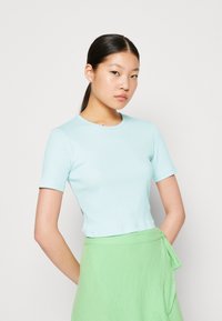 Weekday MINI CROP 2PACK - T-shirt basique - white/light blue/blanc ...