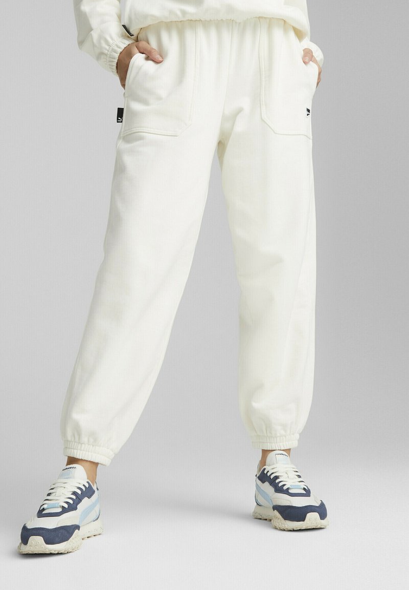 Puma DOWNTOWN - Tracksuit bottoms - warm white/white - Zalando