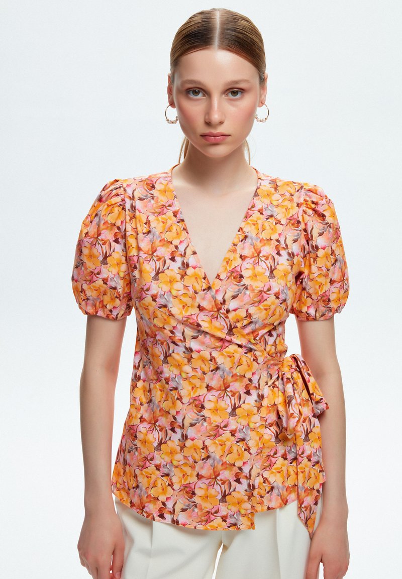 adL DOUBLE- BREASTED PATTERNED - Bluse - patterned orange/orange - Zalando