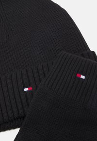 Tommy Hilfiger ESSENTIAL BEANIE & GLOVES SET - Fingerhandschuh - black/schwarz - Zalando.ch