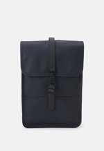 Rains BACKPACK MINI UNISEX - Sac à dos - navy/bleu - ZALANDO.FR