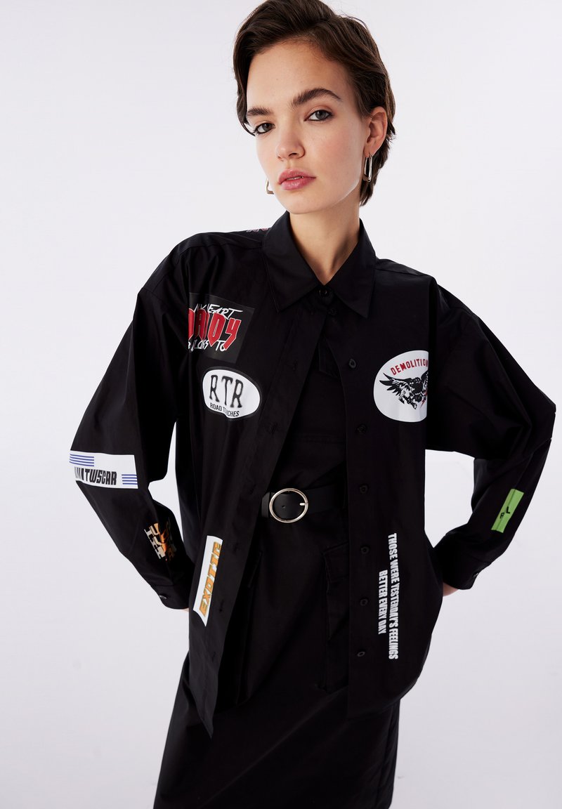 Twist OVERSIZE VISUAL AND SLOGAN - Button-down blouse - black - Zalando