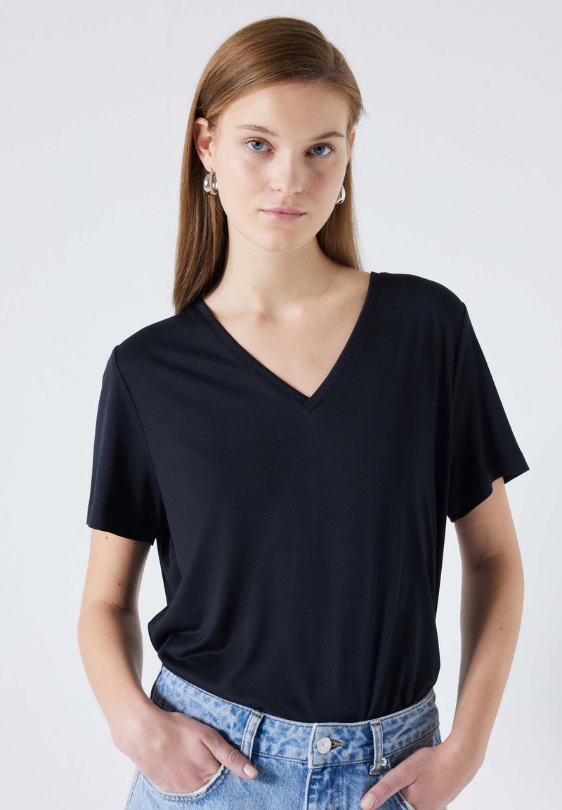 Ipekyol V-NECK - Basic T-shirt - black - Zalando