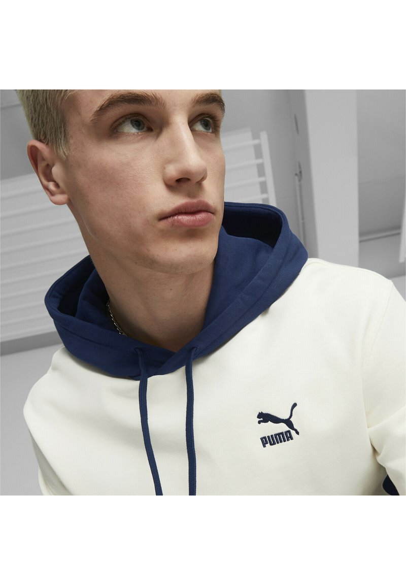Puma CLASSICS BLOCK - Kapuzenpullover - warm white/persian blue/weiß ...