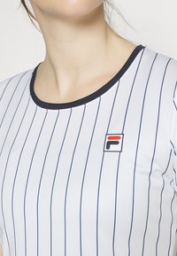 Fila LEONIE - T-Shirt basic - white / navy/weiß - Zalando.at
