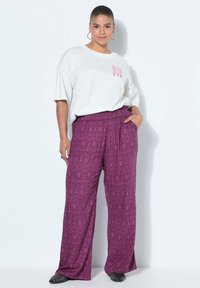 Studio Untold WIDE LEGS PAISLEY - Trousers - berry/pink - Zalando