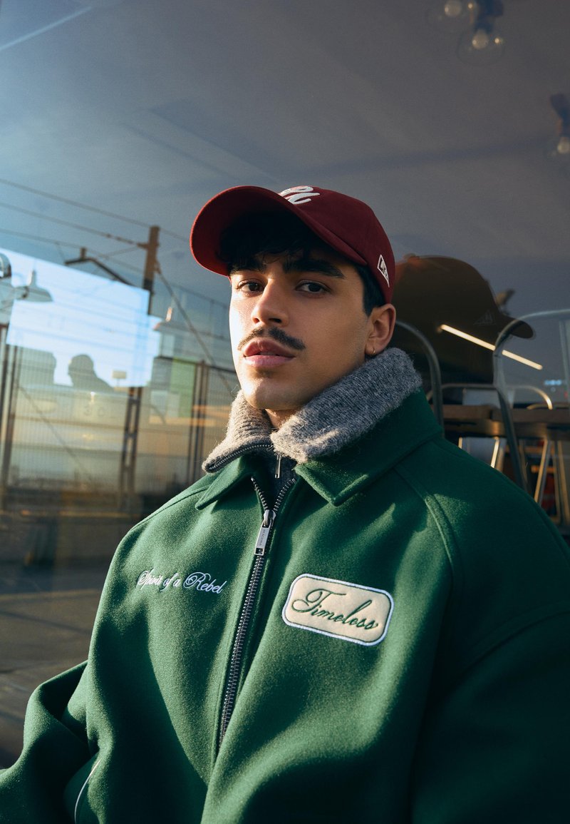 Bershka EMBROIDERED - Bomber Jacket - evergreen - Zalando