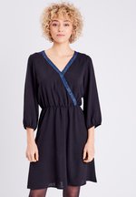 Cache Cache AUSGESTELLTES MIT WICKELKRAGEN - Vestido ligero - noir ...