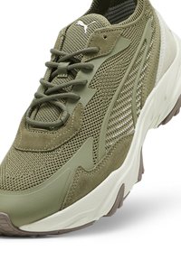 Puma INJECTOR ARID DESERT - Zapatillas - olive alpine snow/verde ...