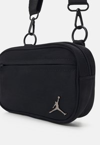 Jordan JAW ALPHA CAMERA BAG UNISEX - Umhängetasche - black/schwarz ...