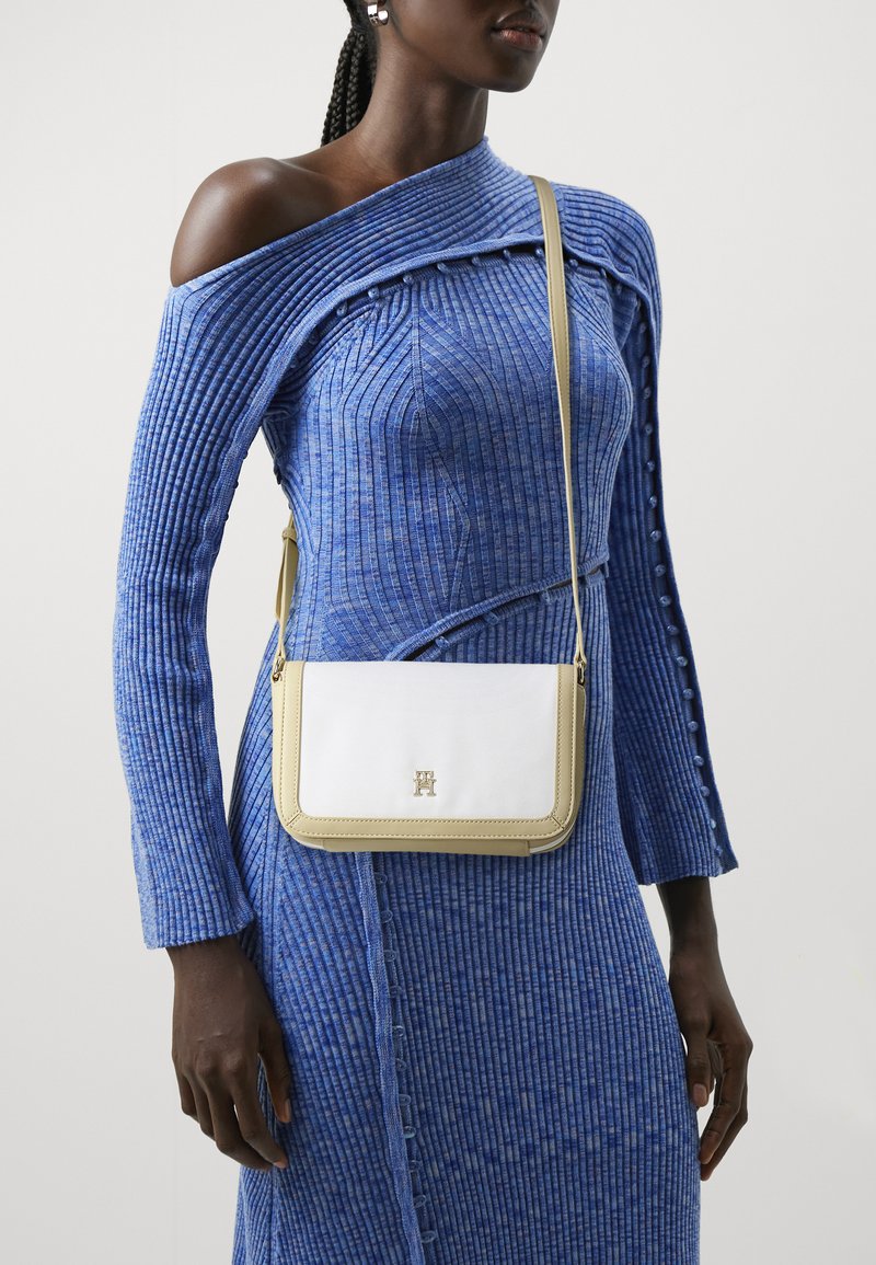 Tommy Hilfiger ESSENTIAL FLAP CROSSOVER - Across body bag - neutral mix ...