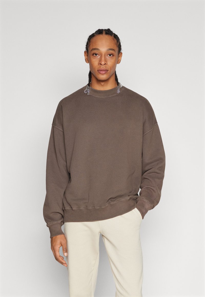 Abercrombie & Fitch ESSENTIAL CREW - Sweatshirt - major brown/braun ...