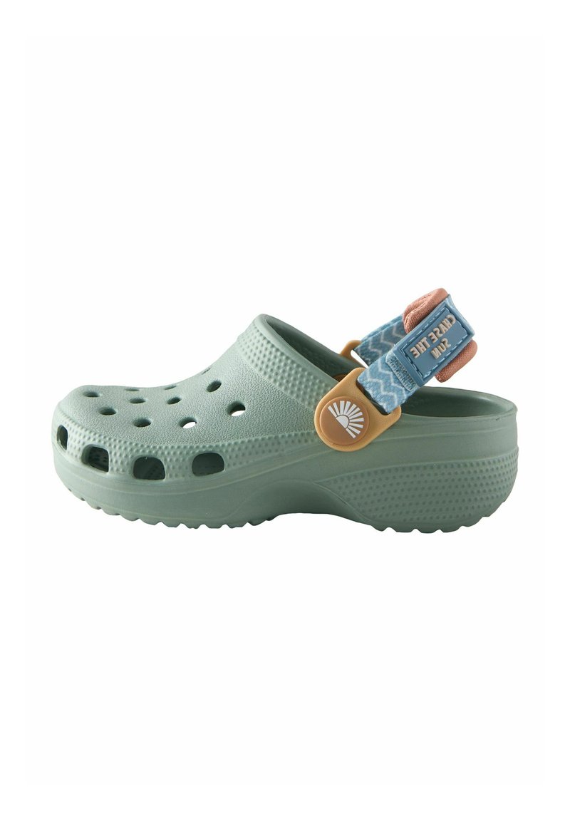 Next REGULAR FIT - TAPE STRAP CLOGS . - Sabots - sage green/vert ...