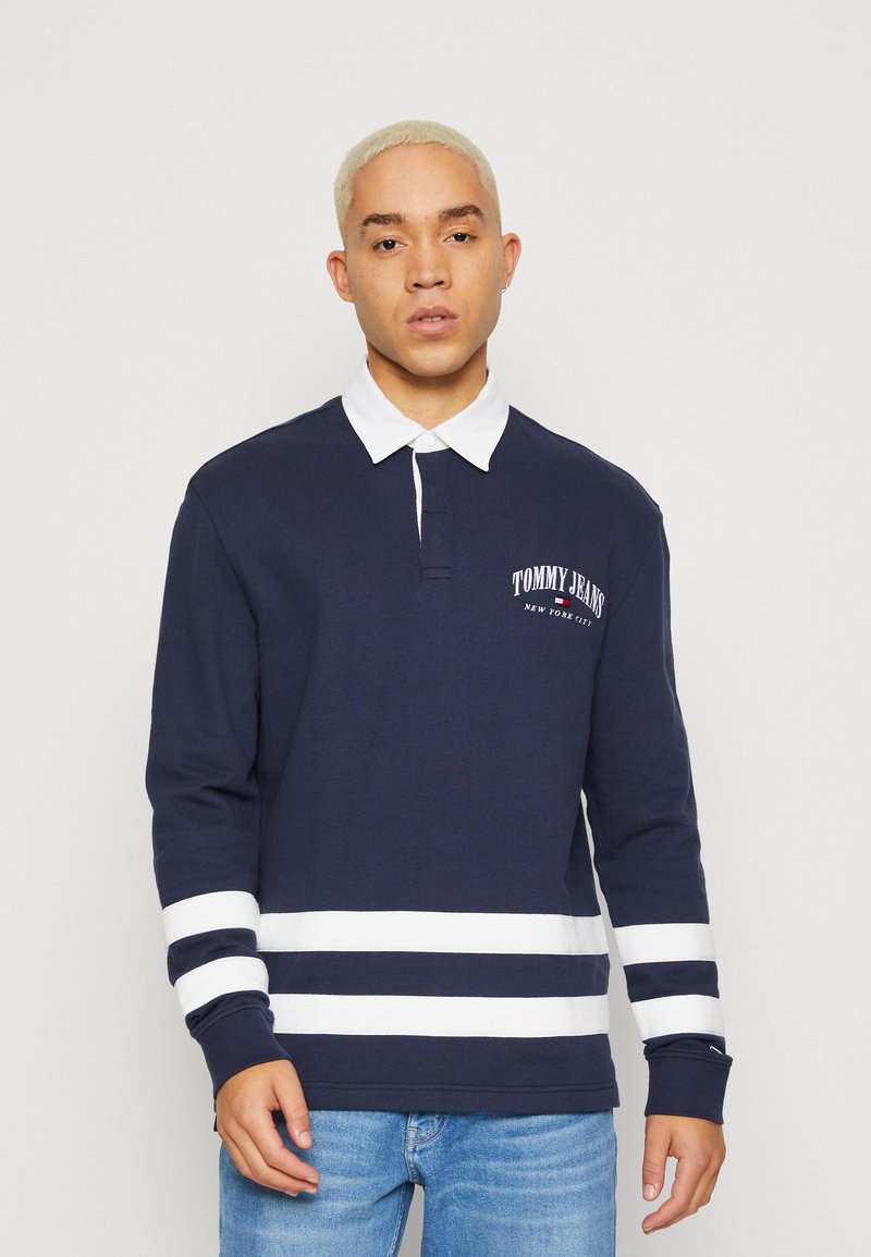 Tommy Jeans VARSITY RUGBY - Pikeepaita - twilight navy/tummansininen ...