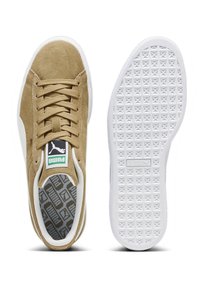 Puma SUEDE CLASSIC XXI UNISEX - Sneaker low - toasted white/beige ...