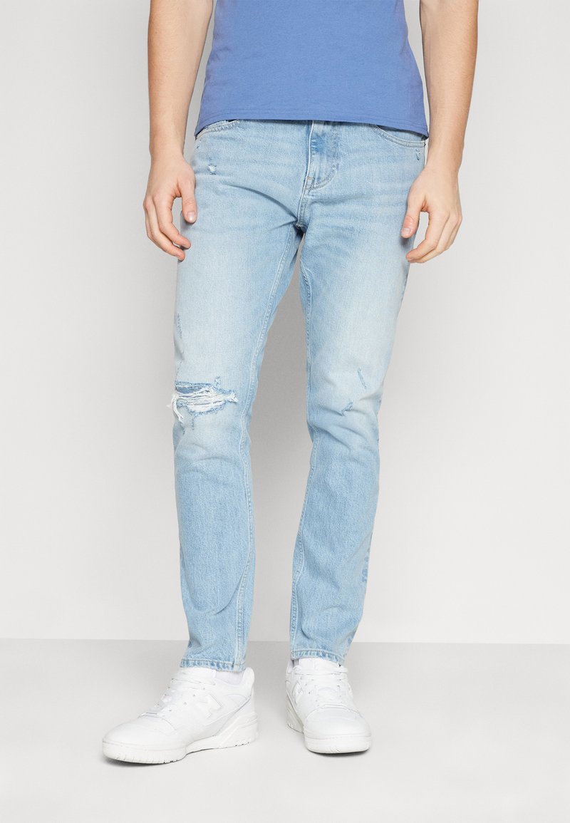 Tommy Jeans AUSTIN SLIM TAPERED - Jeans Tapered Fit - denim light ...