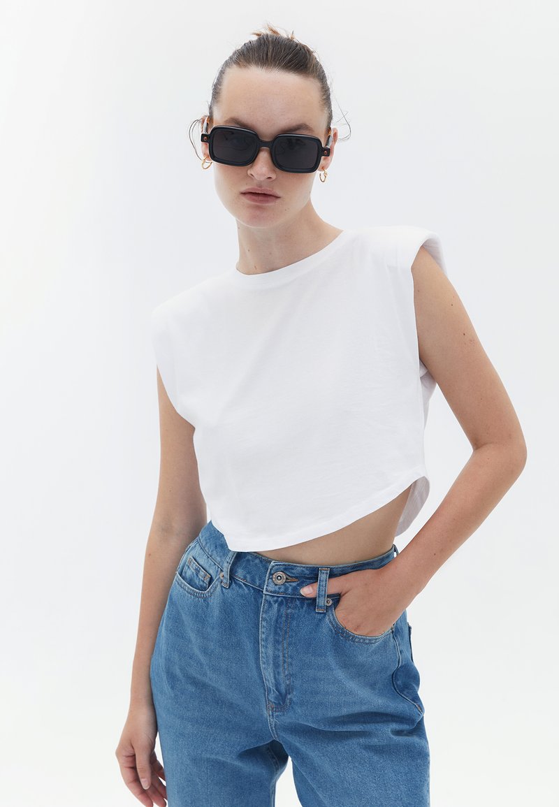 OXXO CROP MIT KURZER ARMELFORM - Camiseta básica - white/blanco ...
