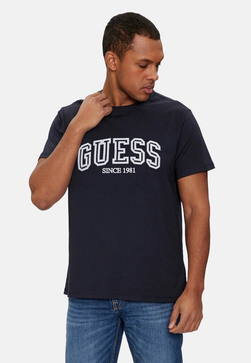 Guess COLLEGE LOGO TEE - T-shirt print - smart blue/donkerblauw ...