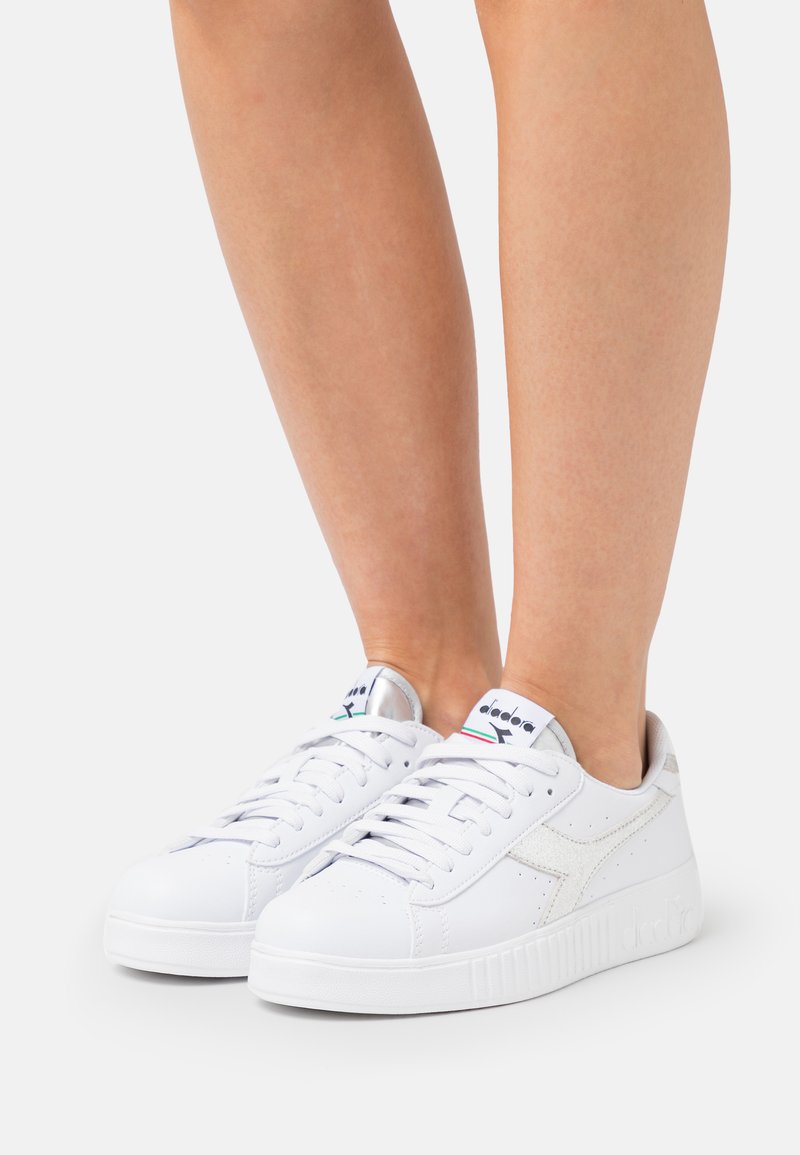 Diadora GAME STEP PREMIUM - Trainers - white/silver/white - Zalando.ie