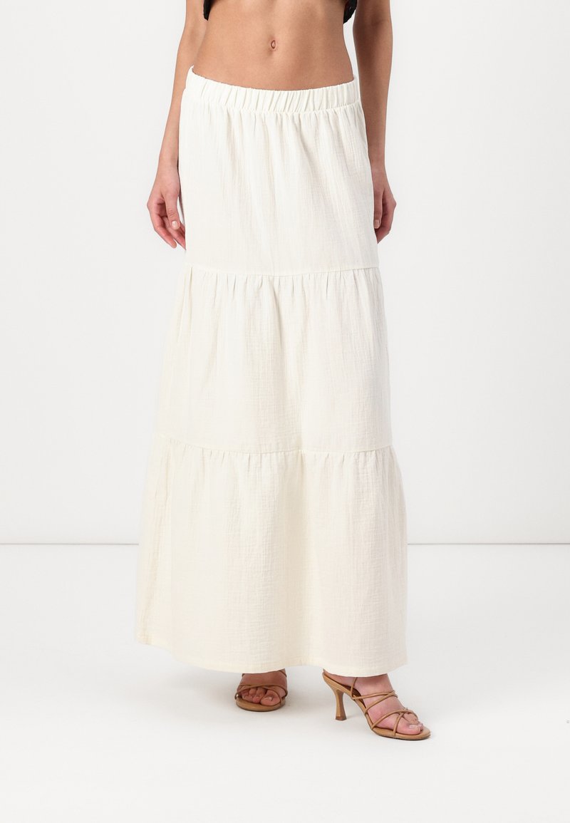 Pieces PCSIKKA MAXI SKIRT - Maxi skirt - cloud dancer/off-white - Zalando