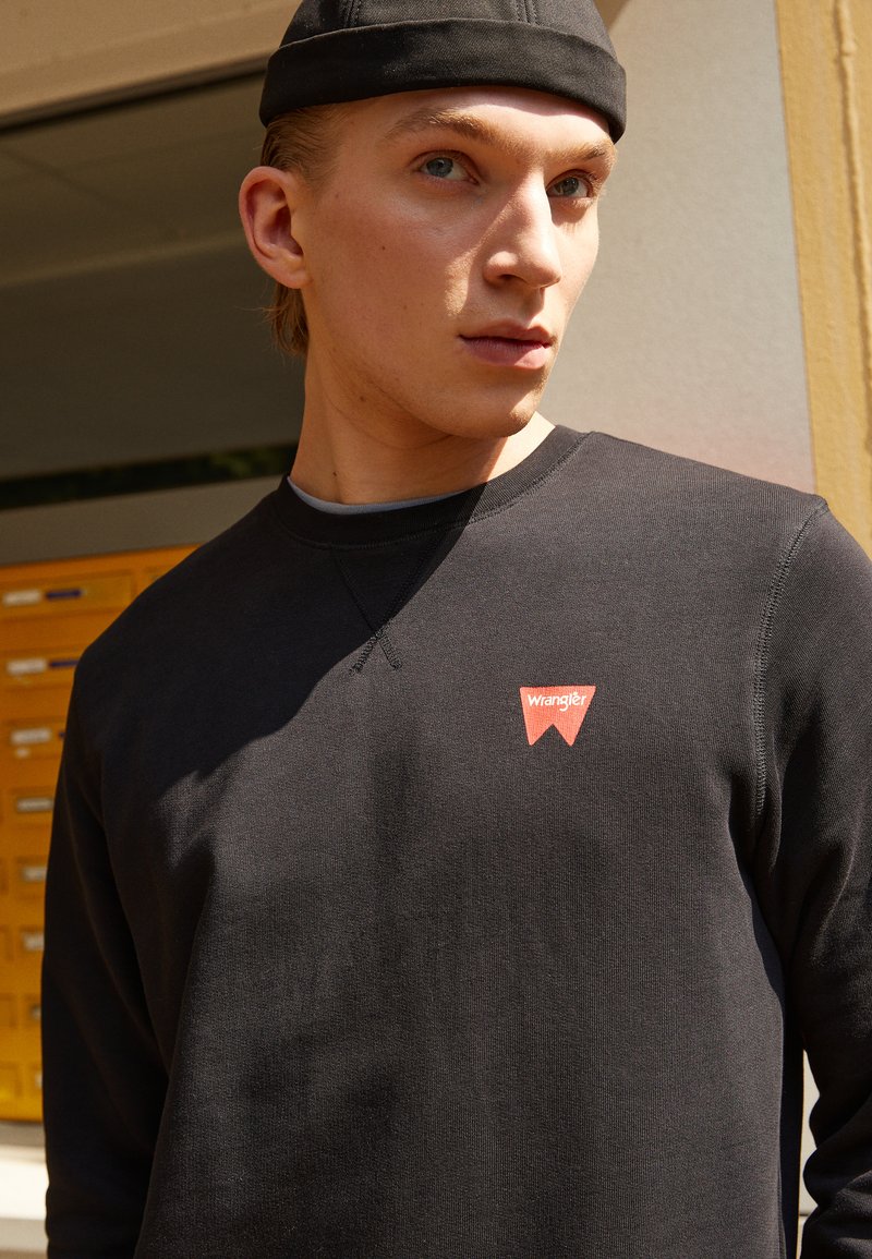 Wrangler SIGN OFF CREW - Collegepaita - black/musta - Zalando.fi
