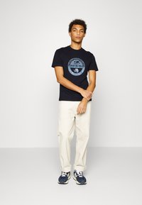 Napapijri BOLLO - T-Shirt print - blue marine/dunkelblau - Zalando.ch