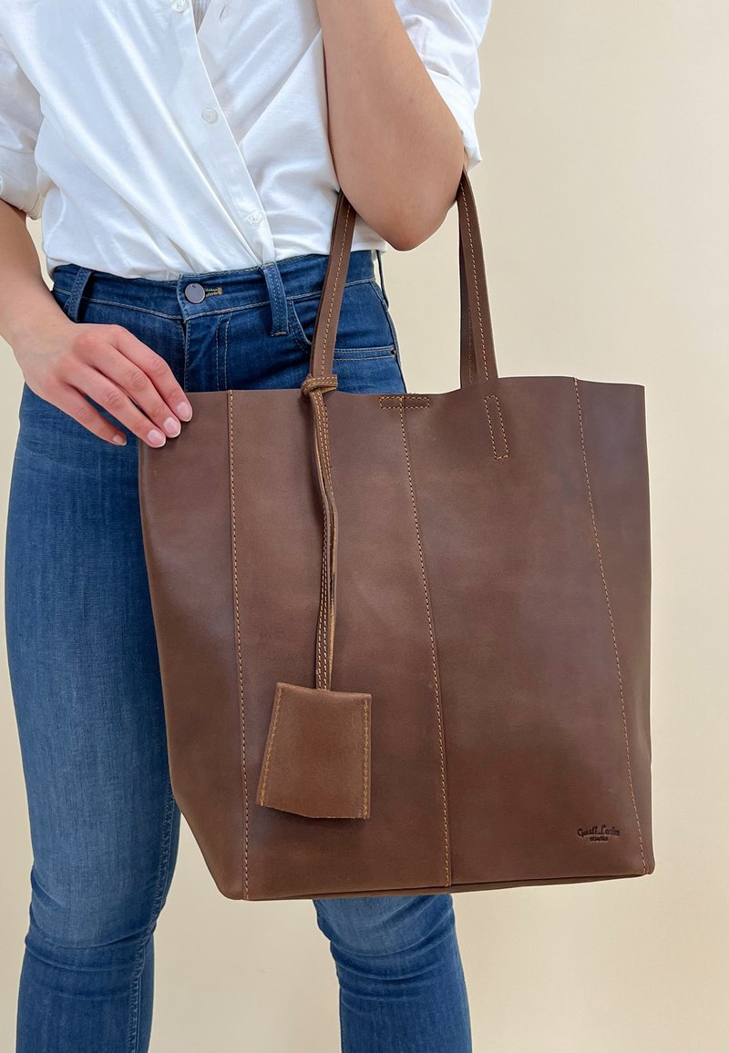 Gusti Leder CASSIDY - Shopping bag - brown/marrone - Zalando.it