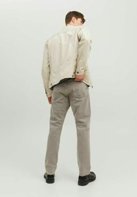 Jack & Jones CHRIS COOPER CJ 972 LID - Jean droit - drizzle/gris clair ...