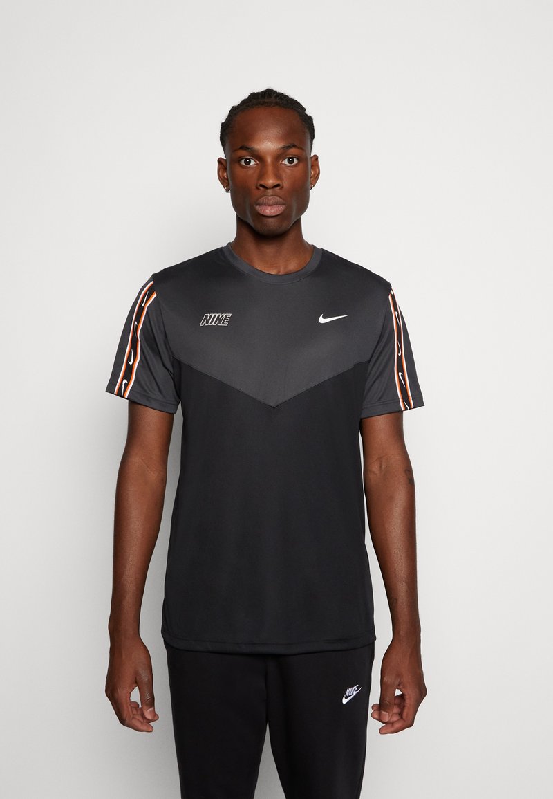 Nike Sportswear REPEAT TEE - T-shirts print - black/grey/white/sort ...