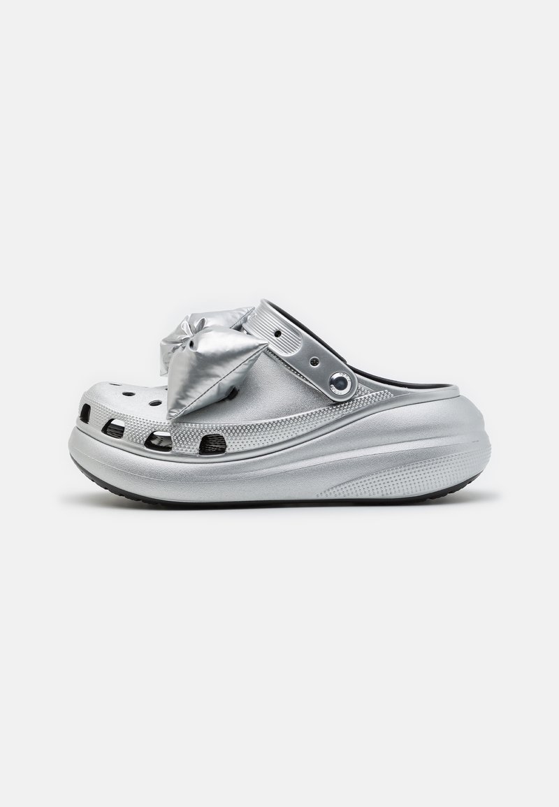 Crocs CRUSH SUPERSHINE BOW UNISEX - Heeled mules - metallic/silver ...