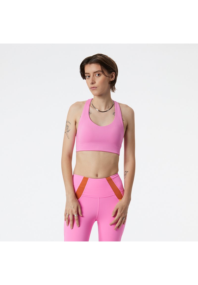 New Balance FUEL BRA - Sportovní podprsenky se střední oporou - pink ...