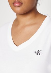 Calvin Klein Jeans Plus MONOLOGO V NECK TEE - T-shirt basique - bright white/blanc - ZALANDO.FR