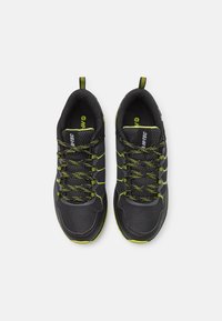 HI-TEC ULTRA TERRA - Zapatillas de trail running - black/charcoal/lime ...