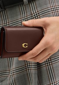 COACH ESSENTIAL FLAP CARD CASE - Geldbörse - b maple/braun - Zalando.at