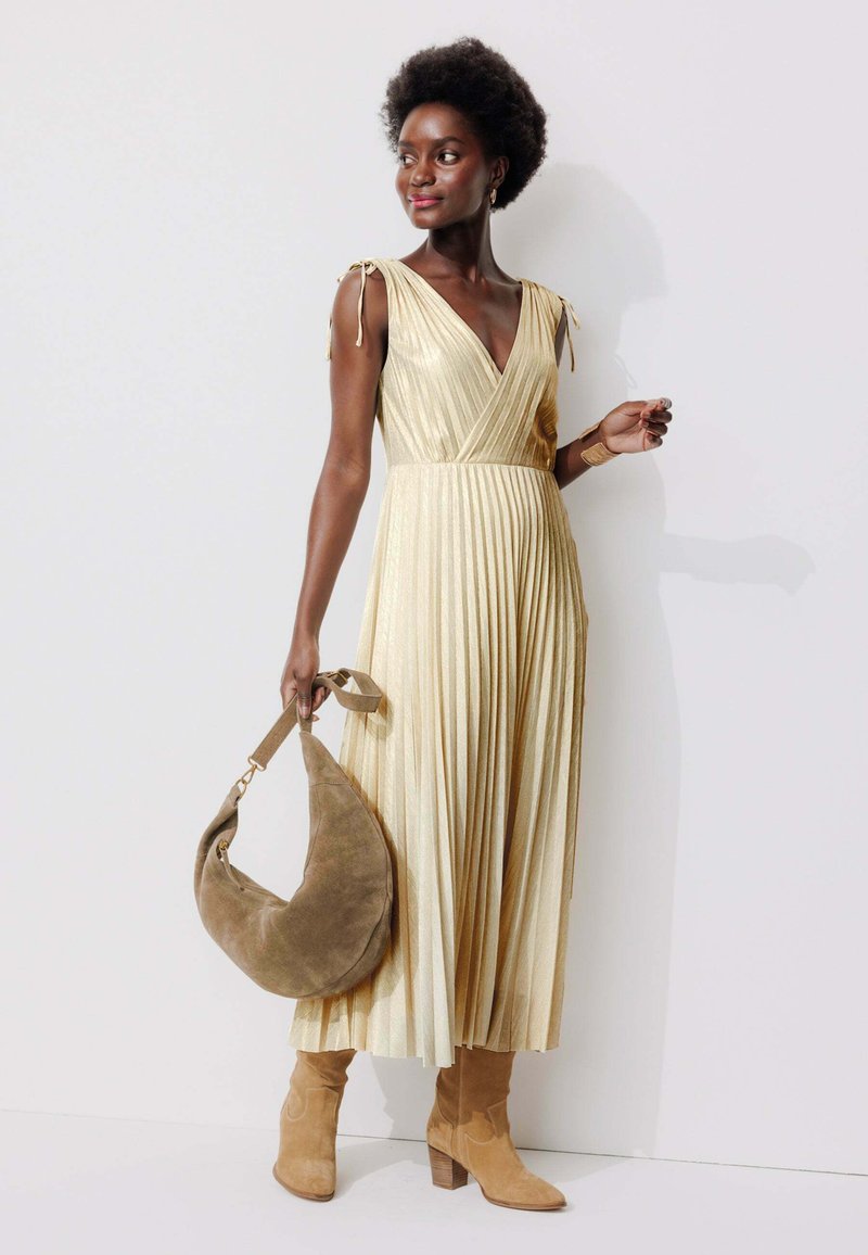 Promod MIDI LAMÉE PLISSÉE - Robe de cocktail - coloration dorée/doré ...