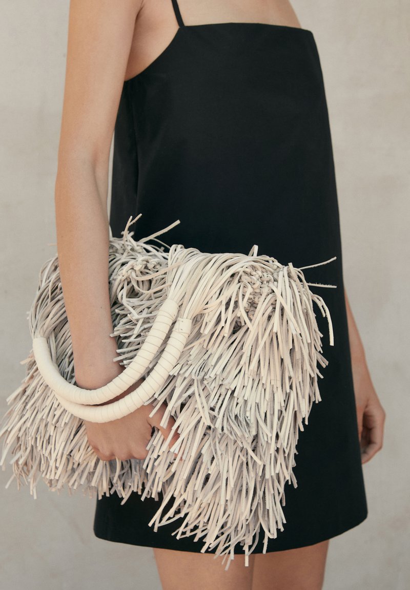 Massimo Dutti NAPPA BAG WITH FRINGE DETAIL - Sac à main - white/blanc ...