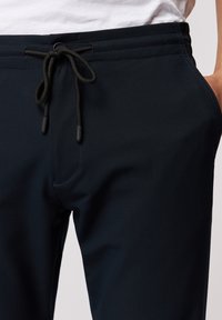 ROY ROBSON DRAWSTRING - Stoffhose - dunkelblau - Zalando.ch