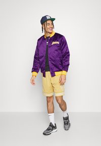 Mitchell & Ness NBA LOS ANGELES LAKERS HEAVYWEIGHT JACKET - Giacca ...