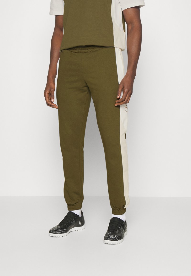Puma KING TOP SWEAT PANTS - Jogginghose - olive drab/alpine snow/oliv ...