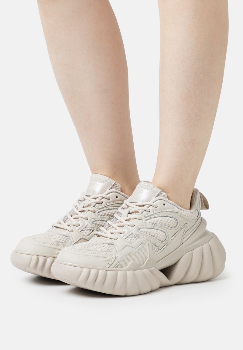 Tommy Jeans RUNNER CLOUD OUTSOLE - Sneakers - bleached stone/due ...