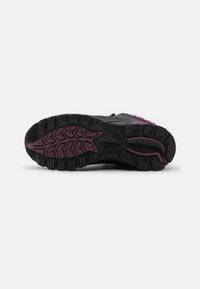 HI-TEC RAVEN INSULATED WP WOMENS - Chaussures de marche - black/grape wine/noir - ZALANDO.FR
