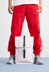 Rains BACKPACK MINI UNISEX - Rugzak - candy/donkerroze - Zalando.nl